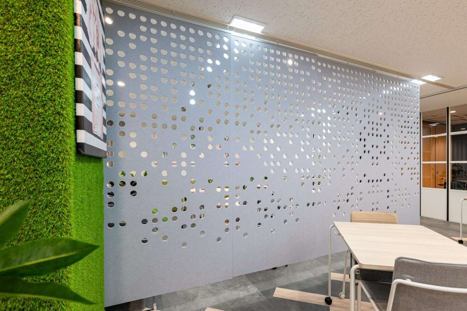 ハンギング吸音スクリーン|空間の可能性を広げる内装材、サウンドクッションシステム